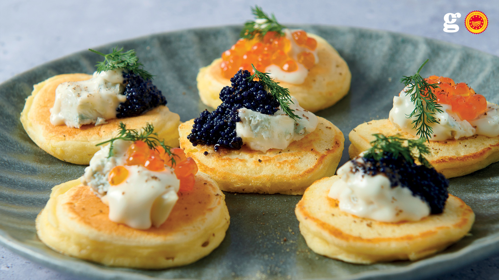 Mini pikante blinier med Gorgonzola DOP fiskerogn og dild - Gorgonzola DOP